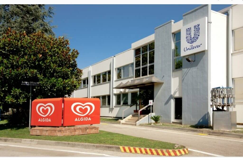 Unilever, vite operaie dietro un cuore di panna